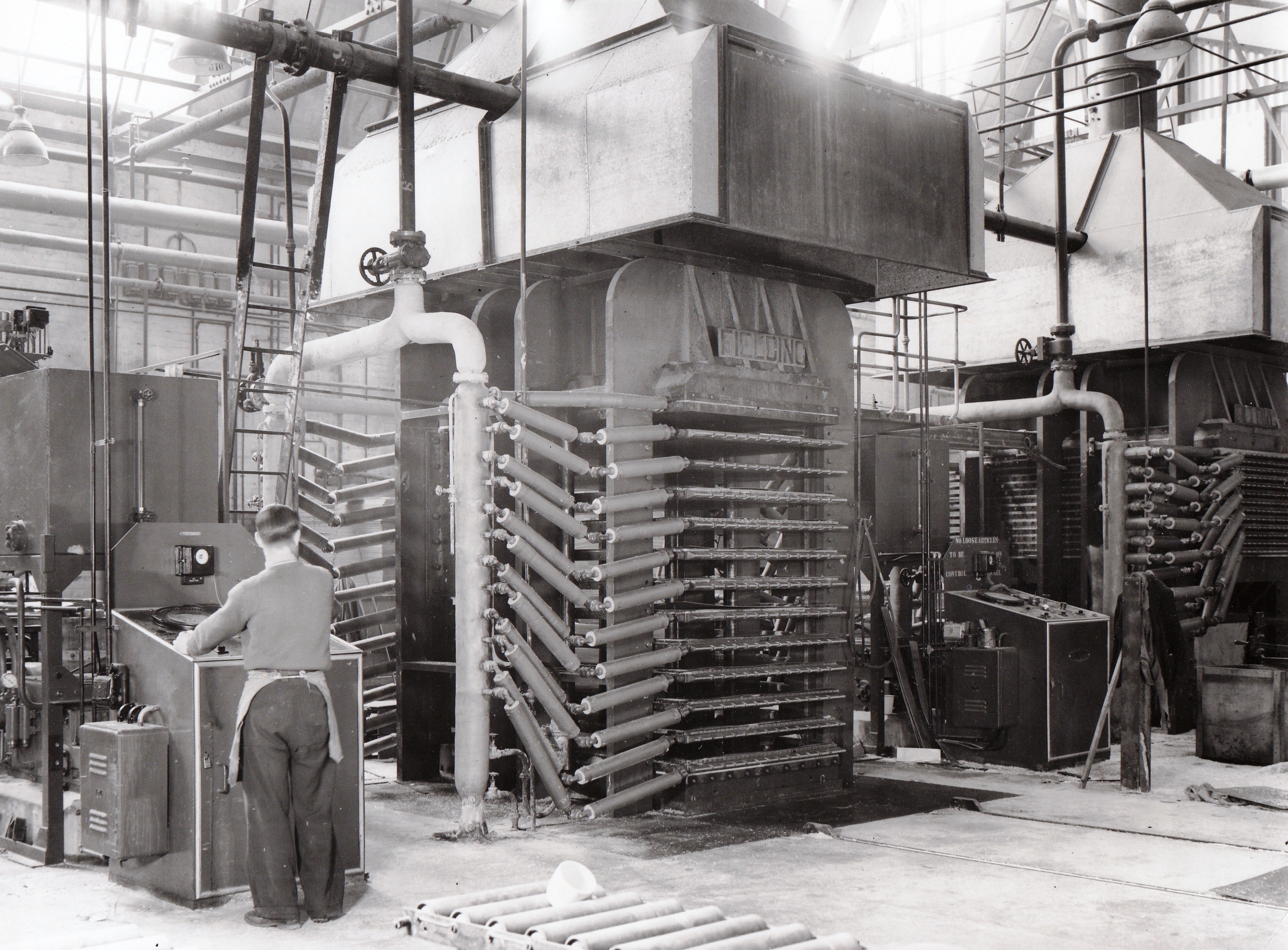 1000 ton Upstroking Multi-Daylight Platen Press, views taken on site, O ...